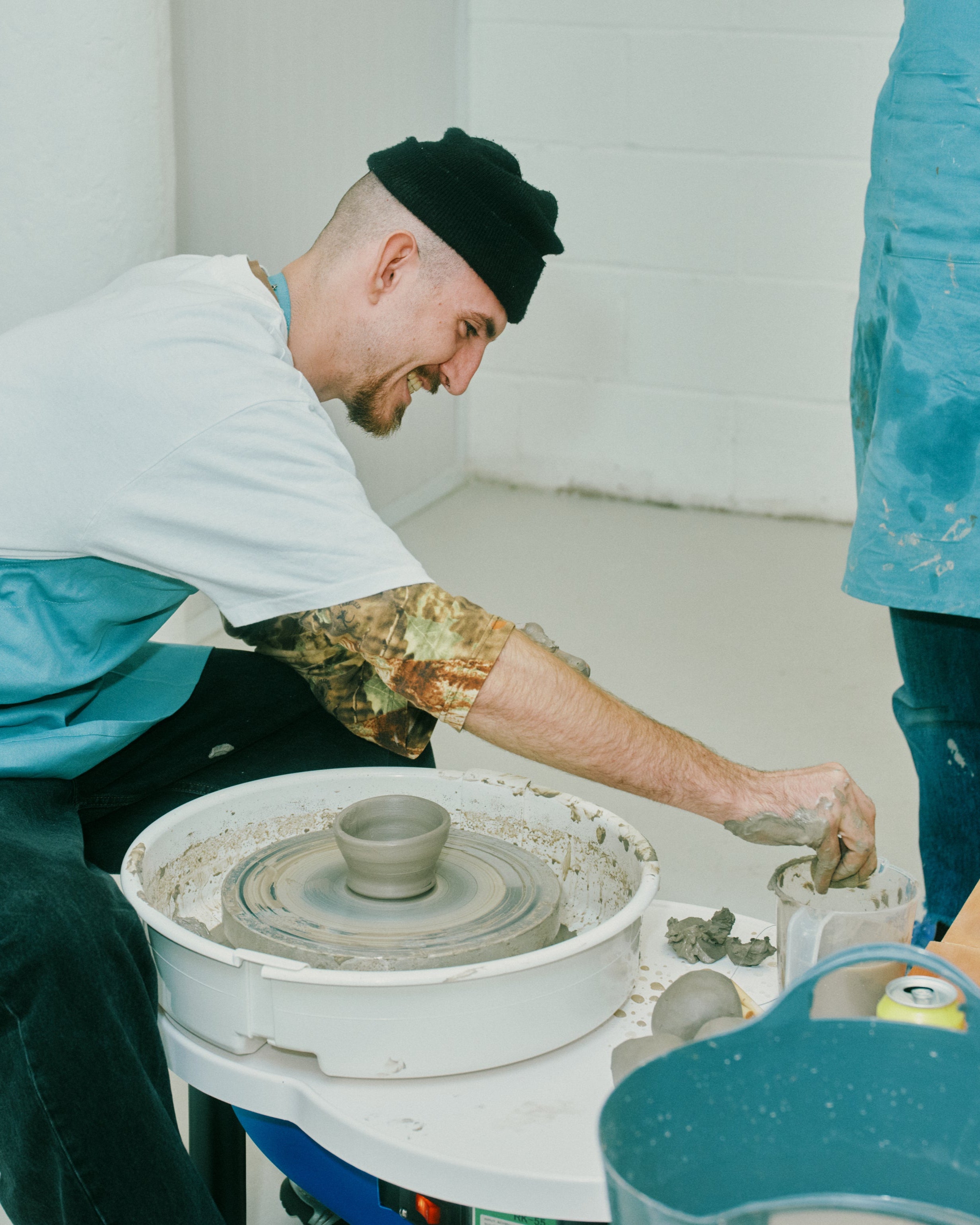 Intro to Wheel Throwing – FAMILIA STUDIOS